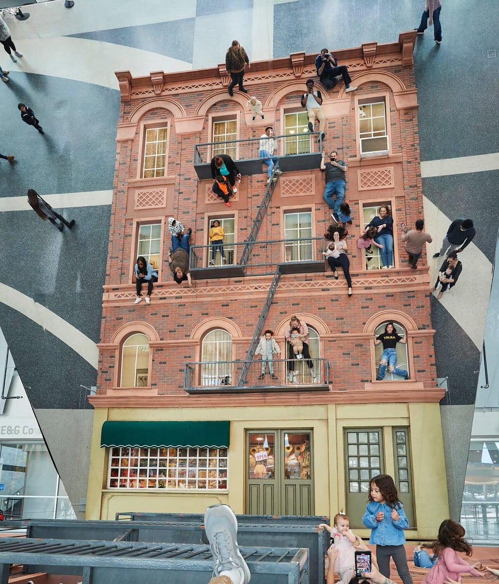 Disorienting Installation By Leandro Erlich – THEINSPIRATION.COM